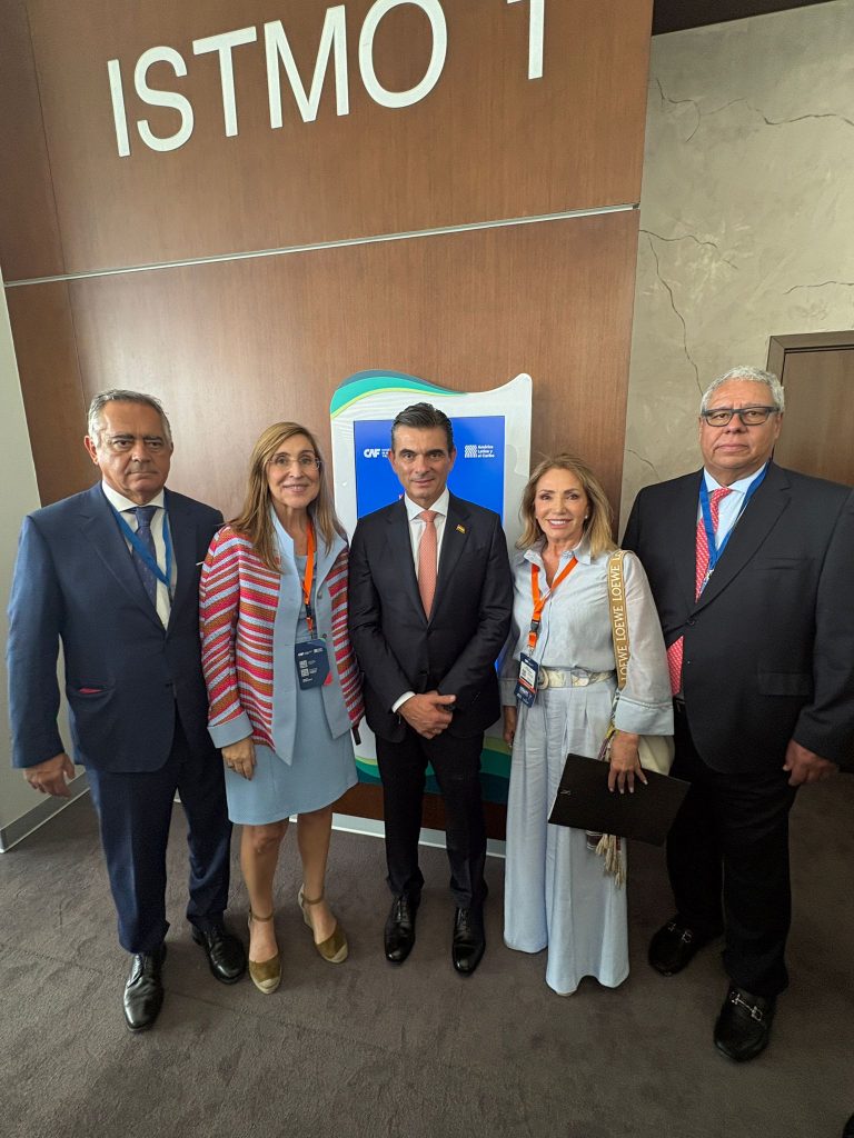 3 Foto Familia Rodrigo Paz - Revista Vida y Éxito