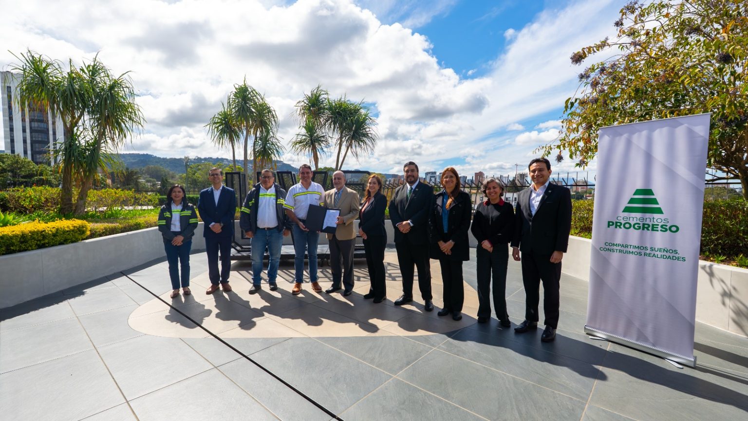 Foto oficial Cempro y UVG 4 - Revista Vida y Éxito